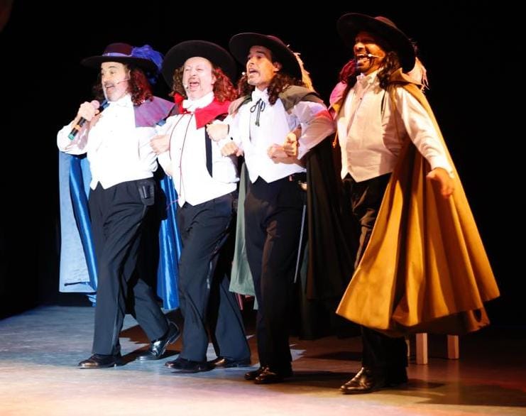 ‘Mosqueteros del Rey’, levantó el telón en Villa Carlos paz - La ...