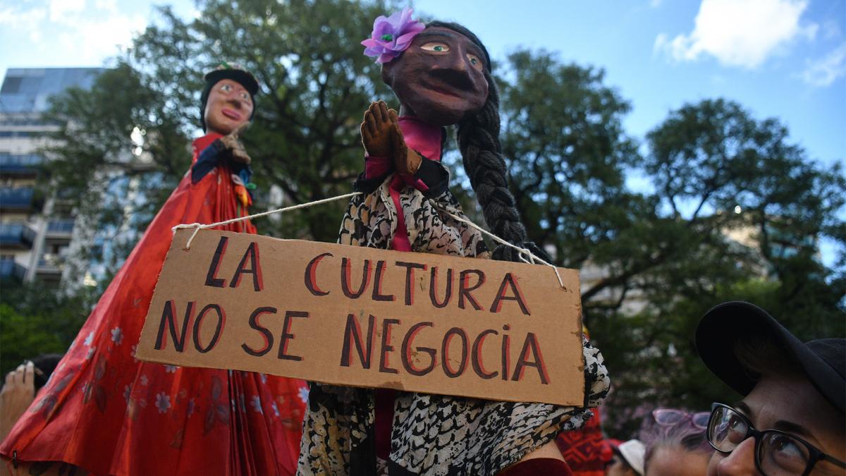El cacerolazo cultural se replicó en plazas de todo el país - La ...