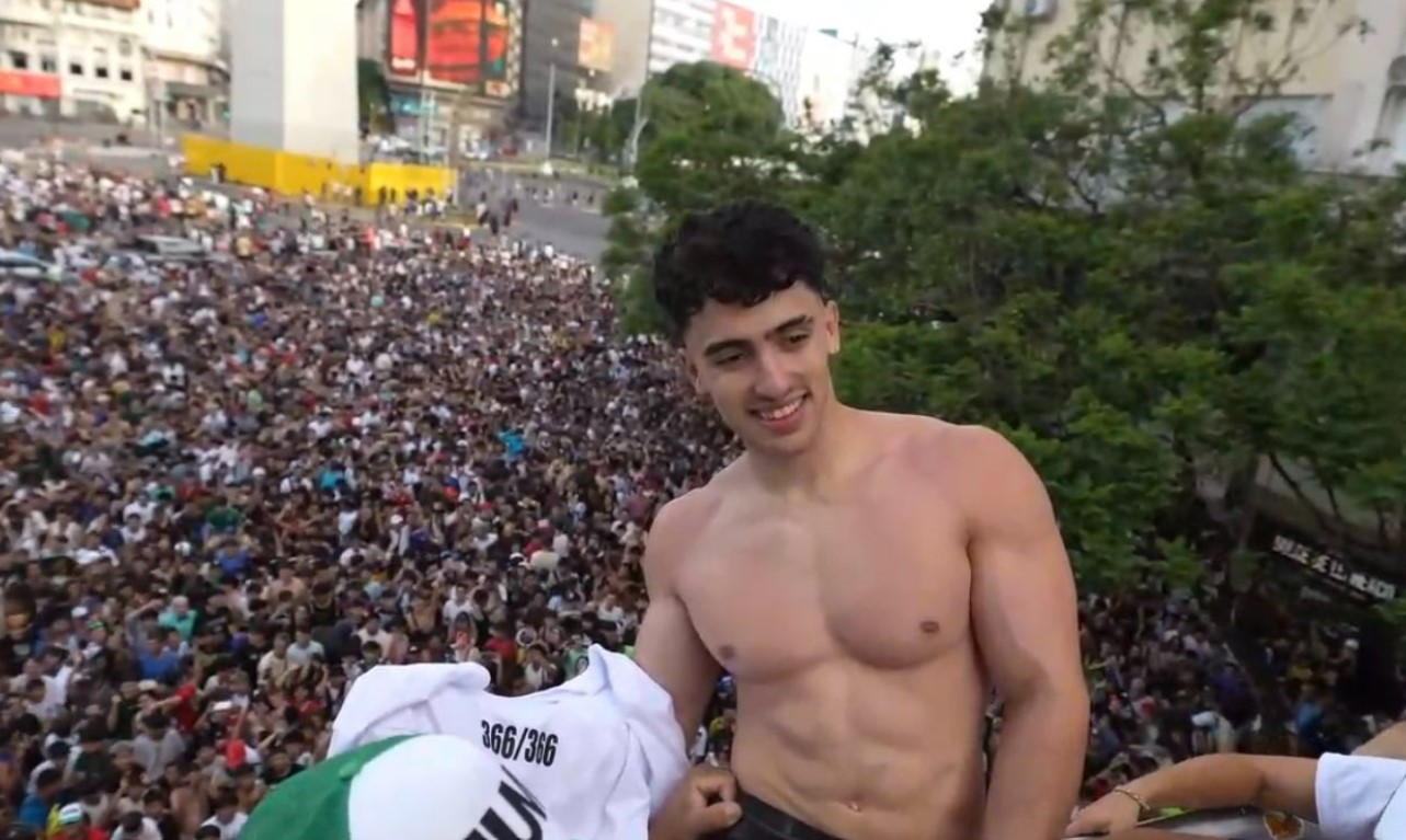 Gero Arias culmina exitosamente el "Reto de las Dominadas" ante una ...